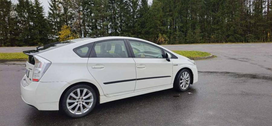 White Toyota Prius 2010 in Vilnius, with an engine capacity of 1.80 L and mileage of 370 thousand km for 5500 €, photo 4 on AUTOMOTO.COM.LV