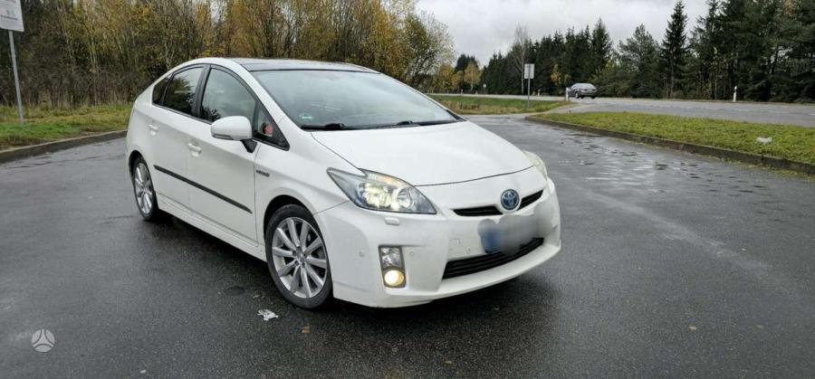 White Toyota Prius 2010 in Vilnius, with an engine capacity of 1.80 L and mileage of 370 thousand km for 5500 €, photo 7 on AUTOMOTO.COM.LV