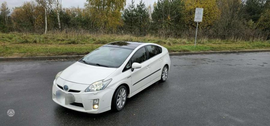White Toyota Prius 2010 in Vilnius, with an engine capacity of 1.80 L and mileage of 370 thousand km for 5500 €, photo 16 on AUTOMOTO.COM.LV