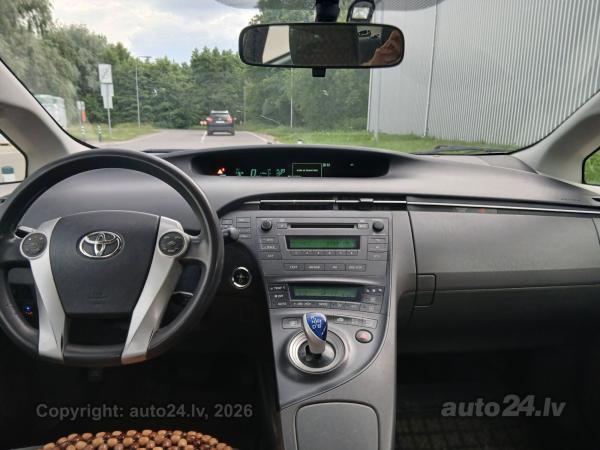 Balts Toyota Prius 2010 Tallina, ar dzinēja tilpumu 1.80 L un nobraukumu 246 tūkst. km par 4900 €, foto 4 vietnē AUTOMOTO.COM.LV