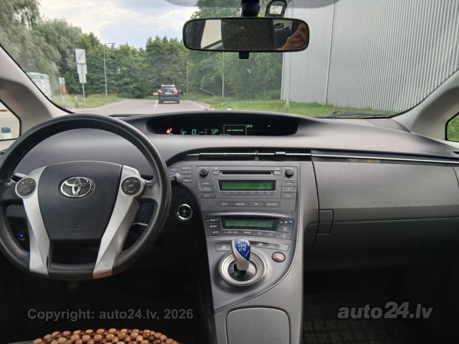 Balts Toyota Prius 2010 Tallina, ar dzinēja tilpumu 1.80 L un nobraukumu 246 tūkst. km par 4900 €, foto 5 vietnē AUTOMOTO.COM.LV