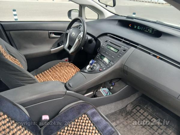 Balts Toyota Prius 2010 Tallina, ar dzinēja tilpumu 1.80 L un nobraukumu 246 tūkst. km par 4900 €, foto 9 vietnē AUTOMOTO.COM.LV