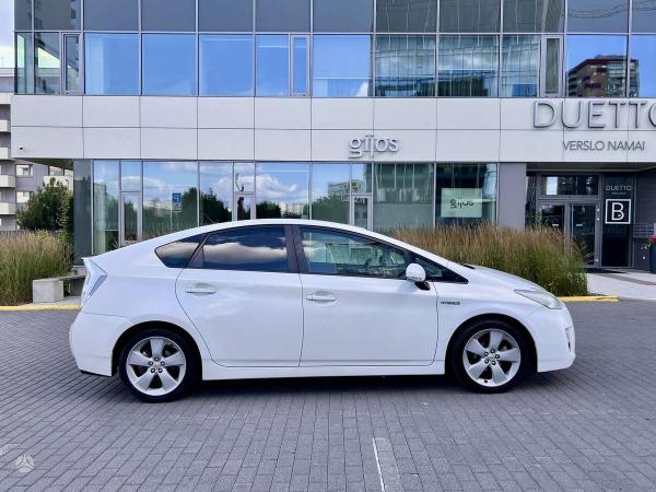 White Toyota Prius 2010 in Vilnius, with an engine capacity of 1.80 L and mileage of 289 thousand km for 4999 €, photo 5 on AUTOMOTO.COM.LV