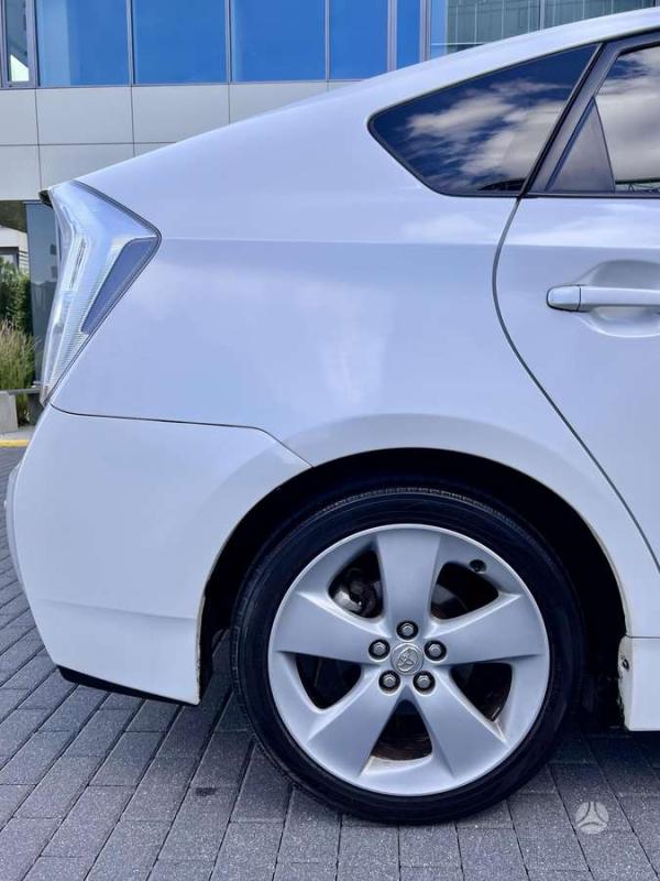 White Toyota Prius 2010 in Vilnius, with an engine capacity of 1.80 L and mileage of 289 thousand km for 4999 €, photo 8 on AUTOMOTO.COM.LV