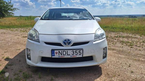 White Toyota Prius 2010 in Vilnius, with an engine capacity of 1.80 L and mileage of 321 thousand km for 5300 €, photo 3 on AUTOMOTO.COM.LV
