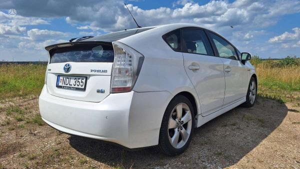 White Toyota Prius 2010 in Vilnius, with an engine capacity of 1.80 L and mileage of 321 thousand km for 5300 €, photo 6 on AUTOMOTO.COM.LV