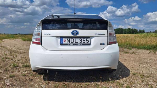 White Toyota Prius 2010 in Vilnius, with an engine capacity of 1.80 L and mileage of 321 thousand km for 5300 €, photo 7 on AUTOMOTO.COM.LV
