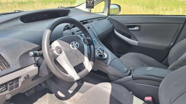 White Toyota Prius 2010 in Vilnius, with an engine capacity of 1.80 L and mileage of 321 thousand km for 5300 €, photo 9 on AUTOMOTO.COM.LV
