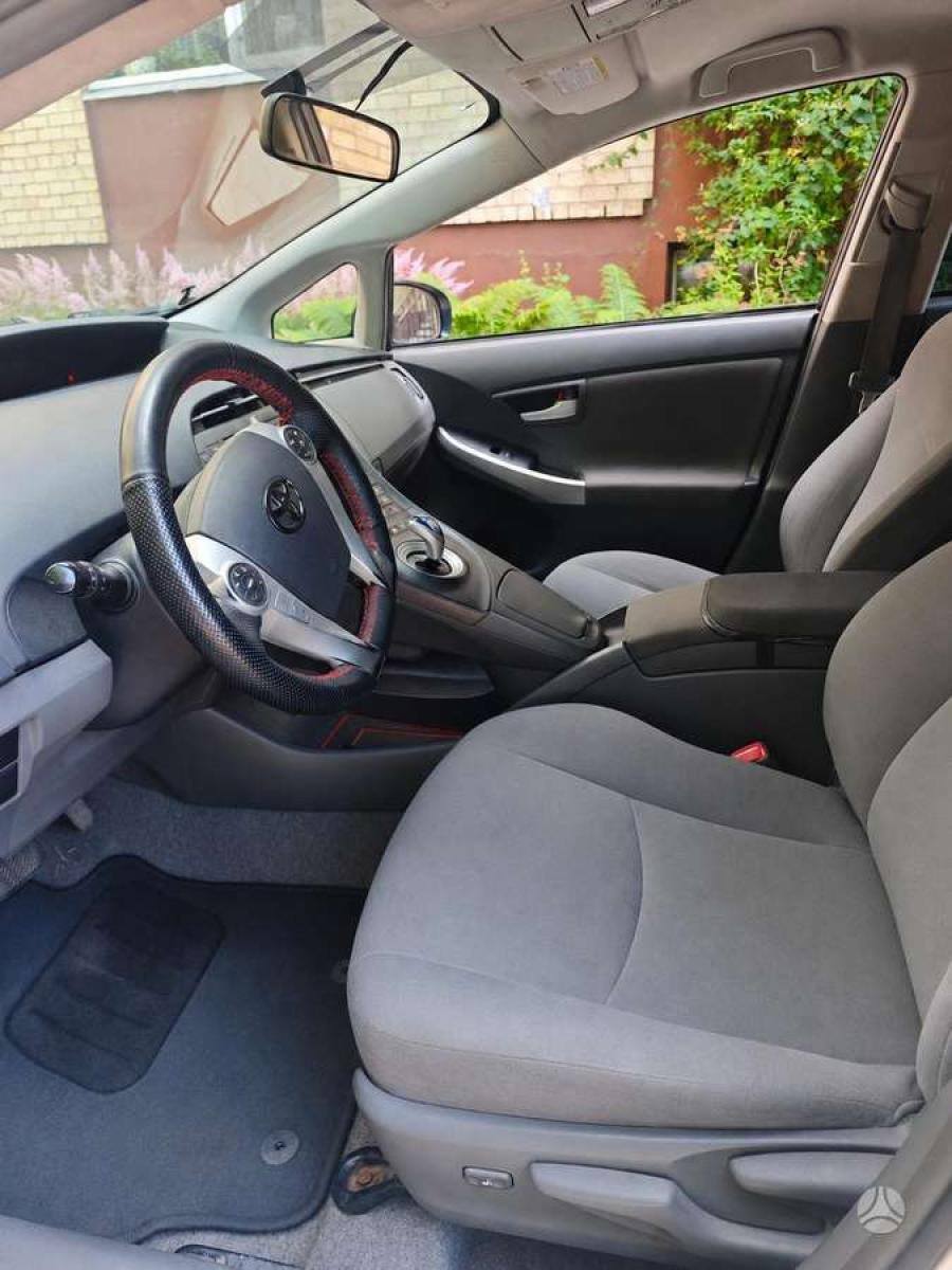 White Toyota Prius 2010 in Vilnius, with an engine capacity of 1.80 L and mileage of 425 thousand km for 4000 €, photo 5 on AUTOMOTO.COM.LV