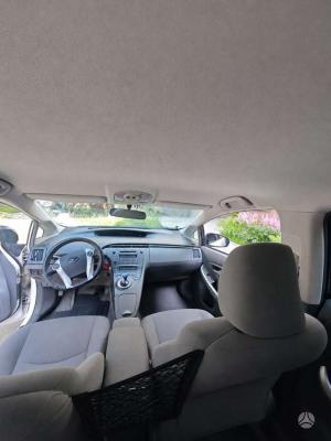 White Toyota Prius 2010 in Vilnius, with an engine capacity of 1.80 L and mileage of 425 thousand km for 4000 €, photo 7 on AUTOMOTO.COM.LV