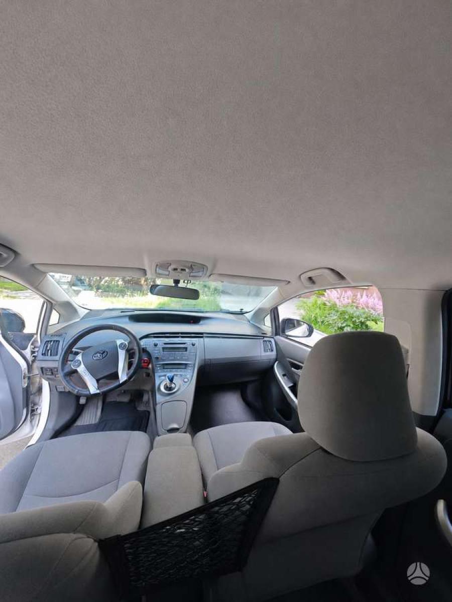 White Toyota Prius 2010 in Vilnius, with an engine capacity of 1.80 L and mileage of 425 thousand km for 4000 €, photo 7 on AUTOMOTO.COM.LV