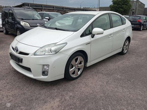 White Toyota Prius 2010 in Panevezys, with an engine capacity of 1.80 L and mileage of 251 thousand km for 5800 €, photo 2 on AUTOMOTO.COM.LV