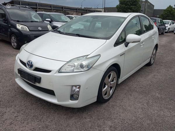 White Toyota Prius 2010 in Panevezys, with an engine capacity of 1.80 L and mileage of 251 thousand km for 5800 €, photo 3 on AUTOMOTO.COM.LV