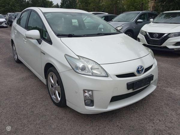 White Toyota Prius 2010 in Panevezys, with an engine capacity of 1.80 L and mileage of 251 thousand km for 5800 €, photo 6 on AUTOMOTO.COM.LV