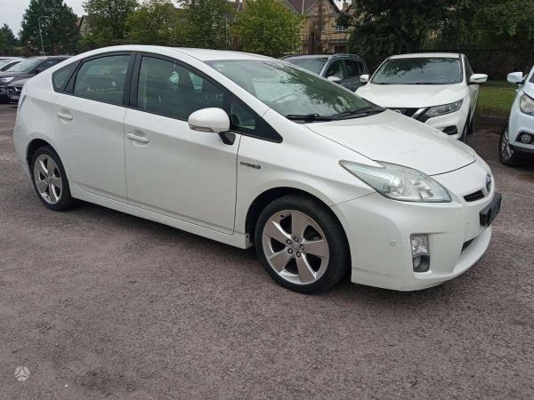 White Toyota Prius 2010 in Panevezys, with an engine capacity of 1.80 L and mileage of 251 thousand km for 5800 €, photo 8 on AUTOMOTO.COM.LV