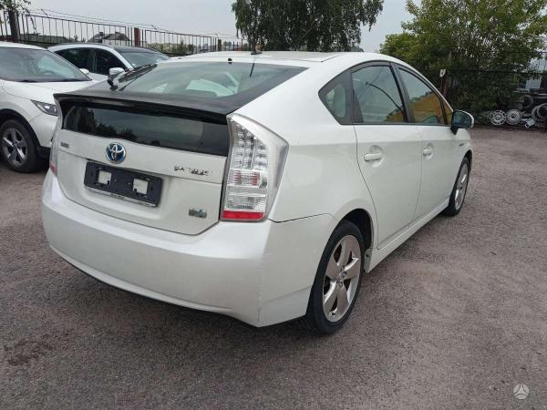 White Toyota Prius 2010 in Panevezys, with an engine capacity of 1.80 L and mileage of 251 thousand km for 5800 €, photo 10 on AUTOMOTO.COM.LV