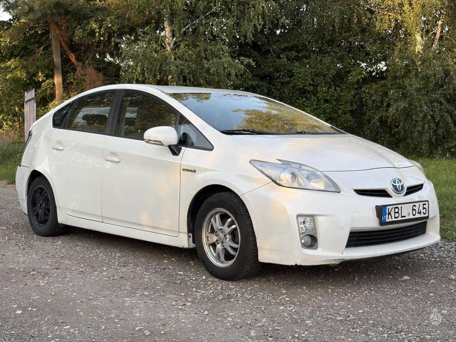 White Toyota Prius 2010 in Ukmerge, with an engine capacity of 1.80 L and mileage of 420 thousand km for 2700 €, photo 1 on AUTOMOTO.COM.LV