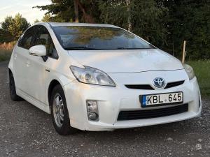 White Toyota Prius 2010 in Ukmerge, with an engine capacity of 1.80 L and mileage of 420 thousand km for 2700 €, photo 3 on AUTOMOTO.COM.LV