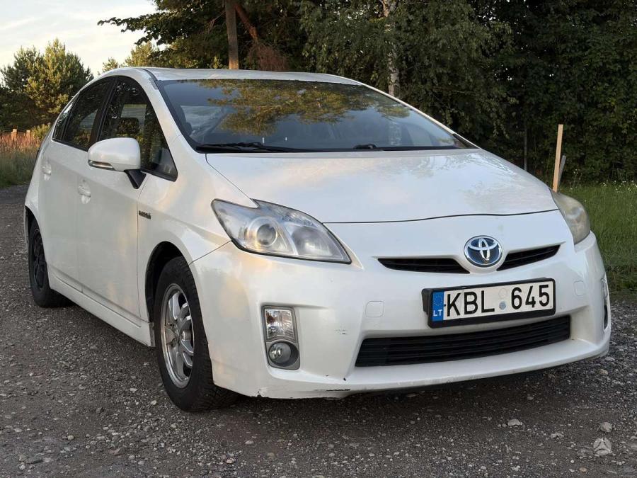 White Toyota Prius 2010 in Ukmerge, with an engine capacity of 1.80 L and mileage of 420 thousand km for 2700 €, photo 3 on AUTOMOTO.COM.LV