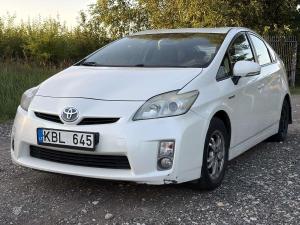 White Toyota Prius 2010 in Ukmerge, with an engine capacity of 1.80 L and mileage of 420 thousand km for 2700 €, photo 4 on AUTOMOTO.COM.LV