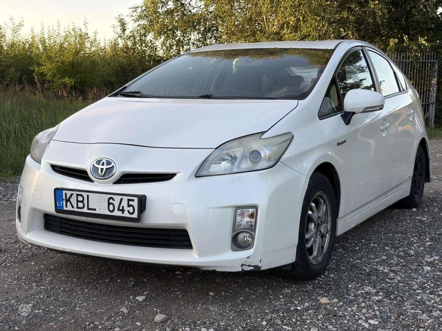 White Toyota Prius 2010 in Ukmerge, with an engine capacity of 1.80 L and mileage of 420 thousand km for 2700 €, photo 4 on AUTOMOTO.COM.LV