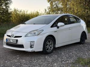 White Toyota Prius 2010 in Ukmerge, with an engine capacity of 1.80 L and mileage of 420 thousand km for 2700 €, photo 5 on AUTOMOTO.COM.LV