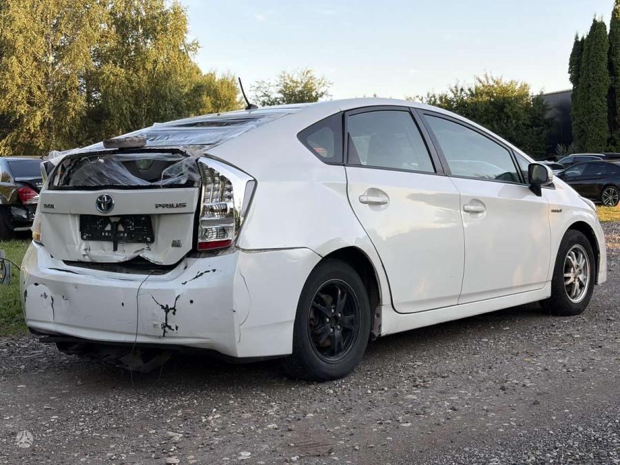 White Toyota Prius 2010 in Ukmerge, with an engine capacity of 1.80 L and mileage of 420 thousand km for 2700 €, photo 6 on AUTOMOTO.COM.LV
