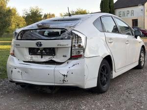 White Toyota Prius 2010 in Ukmerge, with an engine capacity of 1.80 L and mileage of 420 thousand km for 2700 €, photo 7 on AUTOMOTO.COM.LV