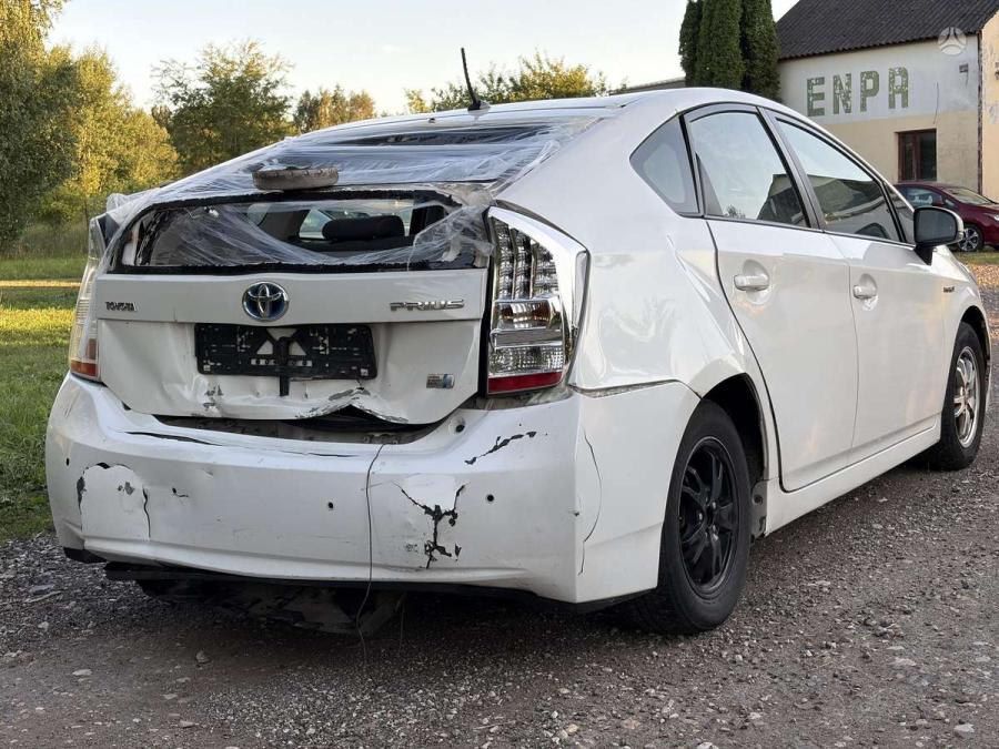 White Toyota Prius 2010 in Ukmerge, with an engine capacity of 1.80 L and mileage of 420 thousand km for 2700 €, photo 7 on AUTOMOTO.COM.LV