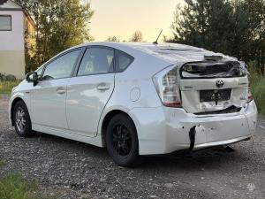 White Toyota Prius 2010 in Ukmerge, with an engine capacity of 1.80 L and mileage of 420 thousand km for 2700 €, photo 8 on AUTOMOTO.COM.LV
