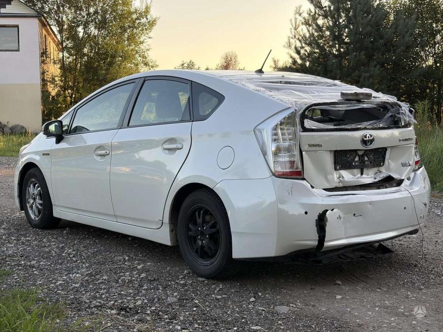 White Toyota Prius 2010 in Ukmerge, with an engine capacity of 1.80 L and mileage of 420 thousand km for 2700 €, photo 8 on AUTOMOTO.COM.LV