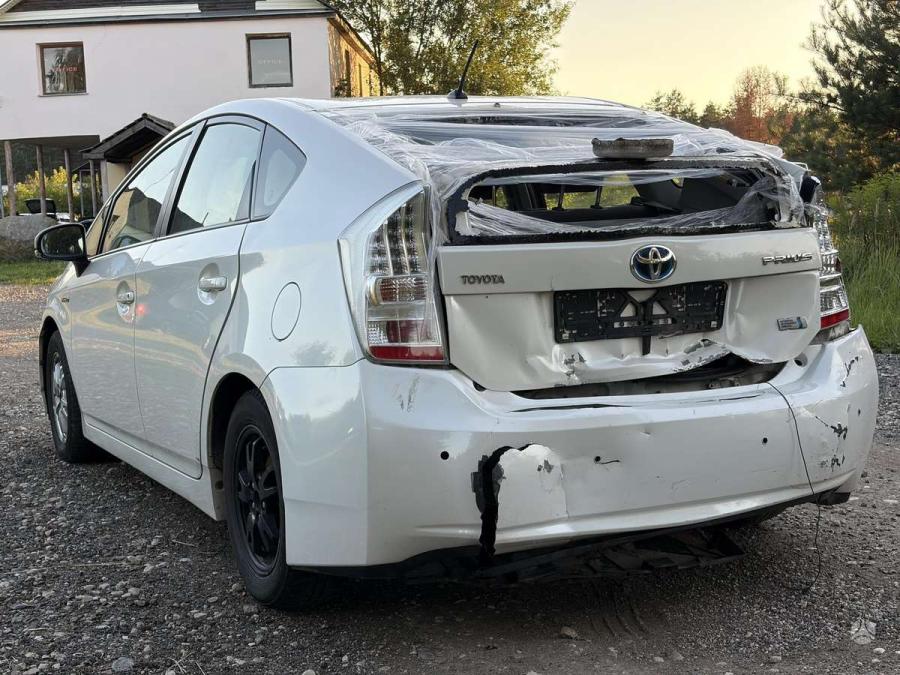 White Toyota Prius 2010 in Ukmerge, with an engine capacity of 1.80 L and mileage of 420 thousand km for 2700 €, photo 9 on AUTOMOTO.COM.LV