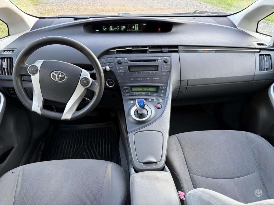 White Toyota Prius 2010 in Ukmerge, with an engine capacity of 1.80 L and mileage of 420 thousand km for 2700 €, photo 10 on AUTOMOTO.COM.LV