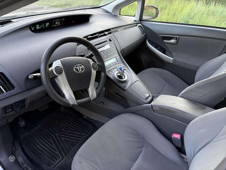 White Toyota Prius 2010 in Ukmerge, with an engine capacity of 1.80 L and mileage of 420 thousand km for 2700 €, photo 11 on AUTOMOTO.COM.LV