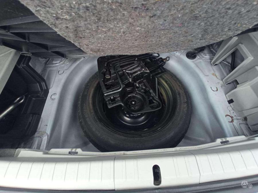 Balts Toyota Prius 2010 Panevēža, ar dzinēja tilpumu 1.80 L un nobraukumu 251 tūkst. km par 6000 €, foto 23 vietnē AUTOMOTO.COM.LV