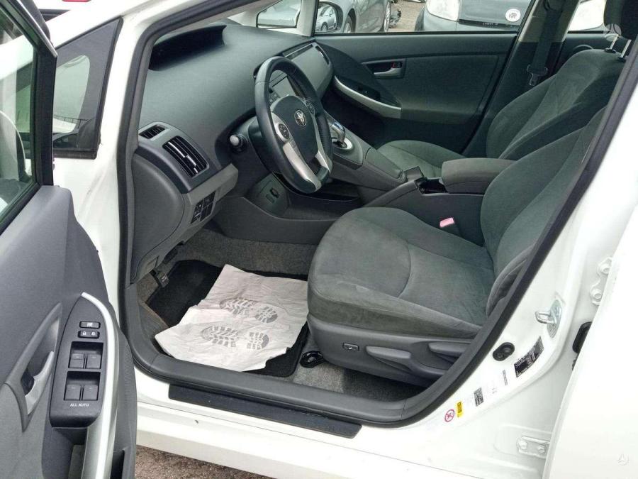 Balts Toyota Prius 2010 Panevēža, ar dzinēja tilpumu 1.80 L un nobraukumu 251 tūkst. km par 6000 €, foto 24 vietnē AUTOMOTO.COM.LV