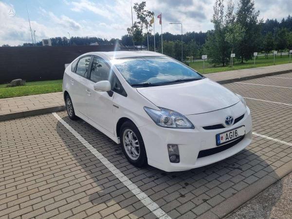 Balts Toyota Prius 2010 Viļņa, ar dzinēja tilpumu 1.80 L un nobraukumu 326 tūkst. km par 4700 €, foto 3 vietnē AUTOMOTO.COM.LV