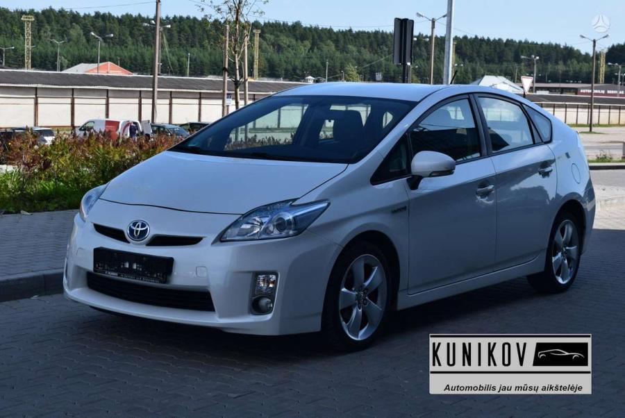 White Toyota Prius 2010 in Vilnius, with an engine capacity of 1.80 L and mileage of 205 thousand km for 8000 €, photo 1 on AUTOMOTO.COM.LV