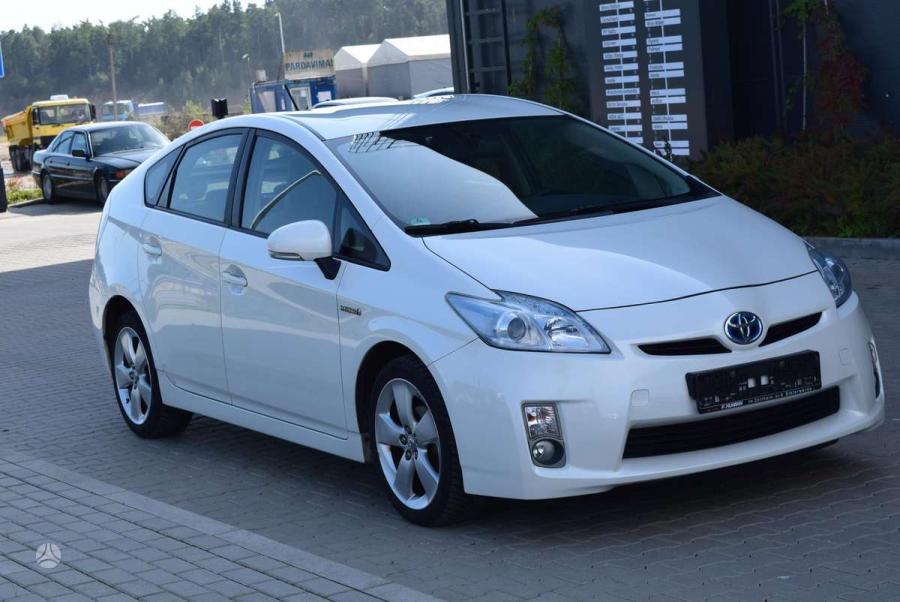 White Toyota Prius 2010 in Vilnius, with an engine capacity of 1.80 L and mileage of 205 thousand km for 8000 €, photo 4 on AUTOMOTO.COM.LV