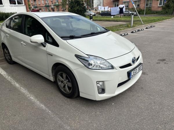 Balts Toyota Prius 2010 Viļņa, ar dzinēja tilpumu 1.80 L un nobraukumu 330 tūkst. km par 5700 €, foto 1 vietnē AUTOMOTO.COM.LV