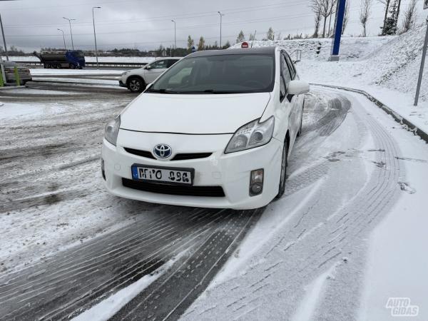 White Toyota Prius 2011 in Vilnius, with an engine capacity of 1.80 L and mileage of 530 thousand km for 5100 €, photo 1 on AUTOMOTO.COM.LV