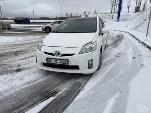 Balts Toyota Prius 2011 Viļņa, ar dzinēja tilpumu 1.80 L un nobraukumu 530 tūkst. km par 5100 €, foto  vietnē AUTOMOTO.COM.LV