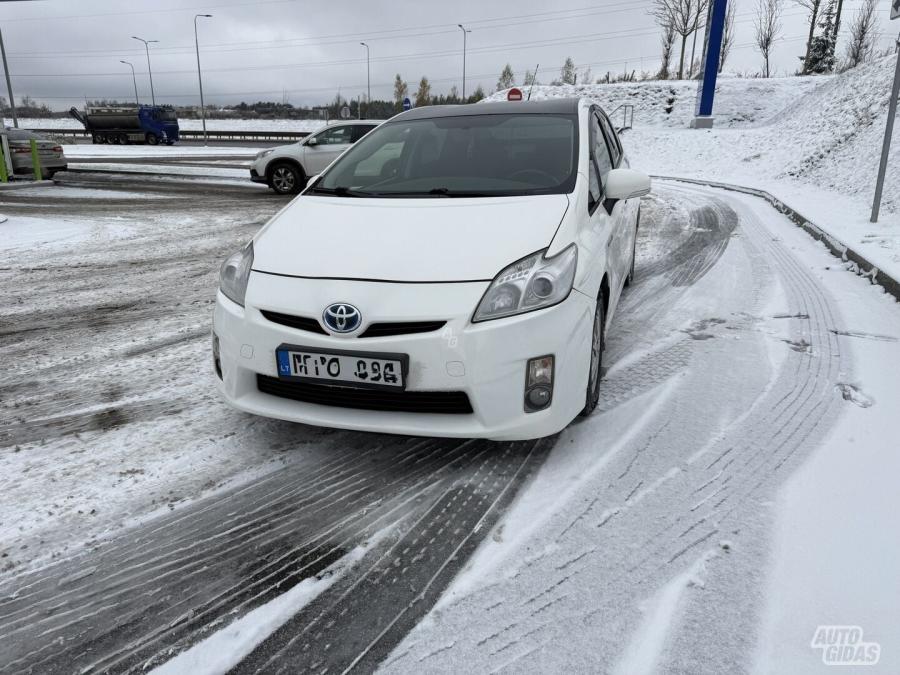 Balts Toyota Prius 2011 Viļņa, ar dzinēja tilpumu 1.80 L un nobraukumu 530 tūkst. km par 5100 €, foto 1 vietnē AUTOMOTO.COM.LV
