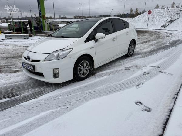 White Toyota Prius 2011 in Vilnius, with an engine capacity of 1.80 L and mileage of 530 thousand km for 5100 €, photo 2 on AUTOMOTO.COM.LV