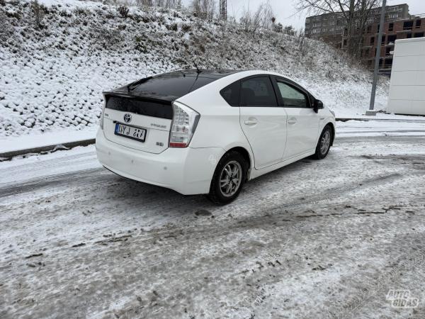 White Toyota Prius 2011 in Vilnius, with an engine capacity of 1.80 L and mileage of 530 thousand km for 5100 €, photo 3 on AUTOMOTO.COM.LV