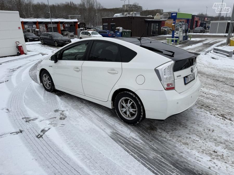 Balts Toyota Prius 2011 Viļņa, ar dzinēja tilpumu 1.80 L un nobraukumu 530 tūkst. km par 5100 €, foto 4 vietnē AUTOMOTO.COM.LV
