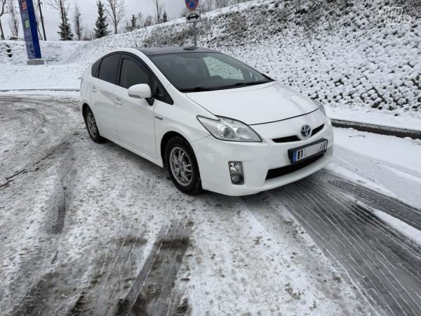White Toyota Prius 2011 in Vilnius, with an engine capacity of 1.80 L and mileage of 530 thousand km for 5100 €, photo 5 on AUTOMOTO.COM.LV