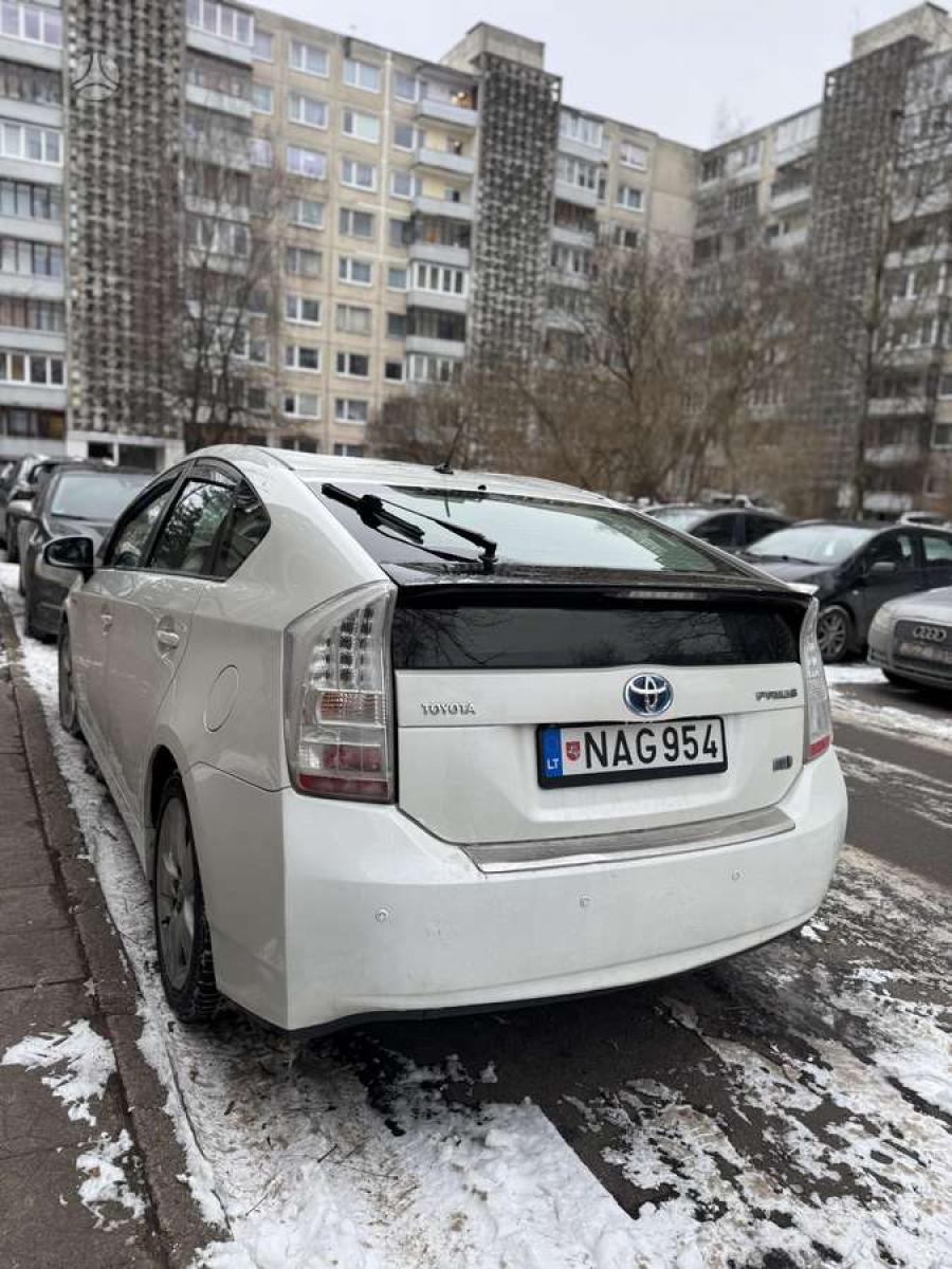 Balts Toyota Prius 2011 Viļņa, ar dzinēja tilpumu 1.80 L un nobraukumu 360 tūkst. km par 6000 €, foto 3 vietnē AUTOMOTO.COM.LV