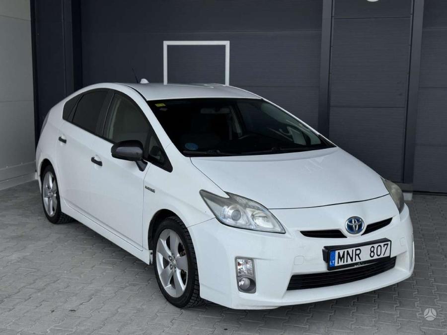 White Toyota Prius 2011 in Vilnius, with an engine capacity of 1.80 L and mileage of 500 thousand km for 5500 €, photo 1 on AUTOMOTO.COM.LV