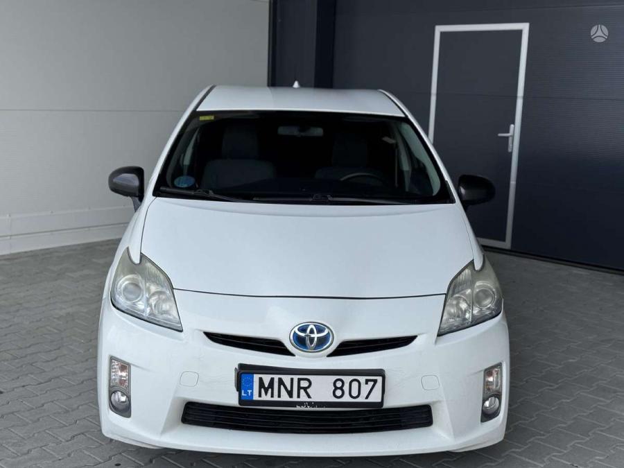 White Toyota Prius 2011 in Vilnius, with an engine capacity of 1.80 L and mileage of 500 thousand km for 5500 €, photo 2 on AUTOMOTO.COM.LV